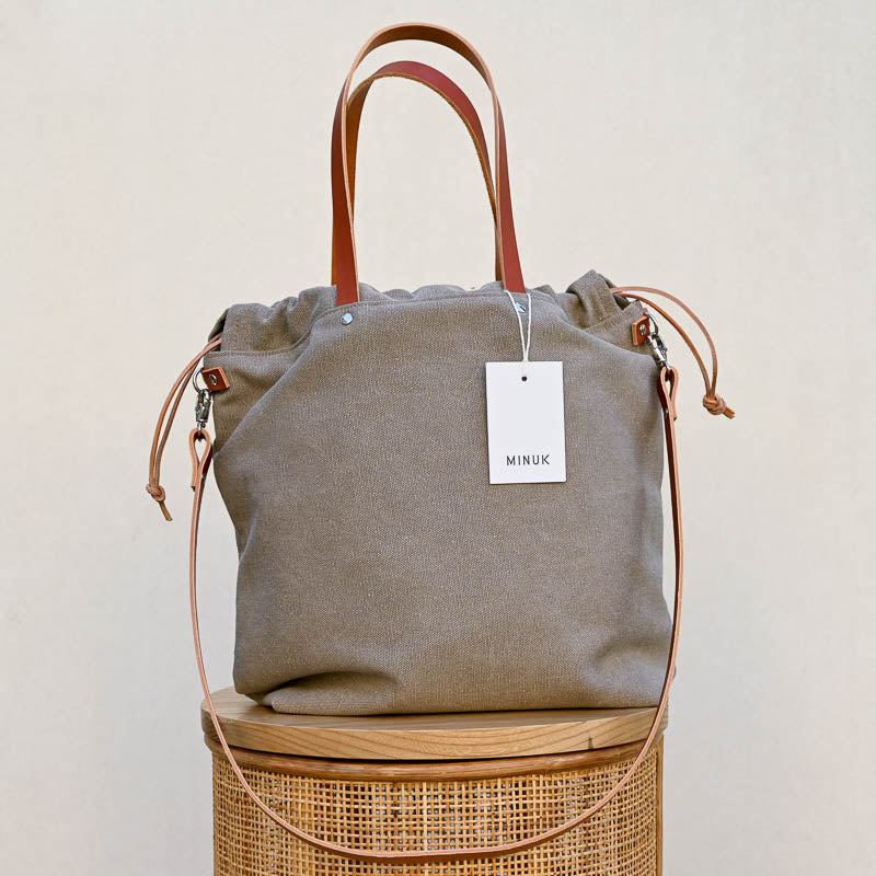 Minuk | Knitted bag - Taupe – Sysleriget - Håndfarvet Garn